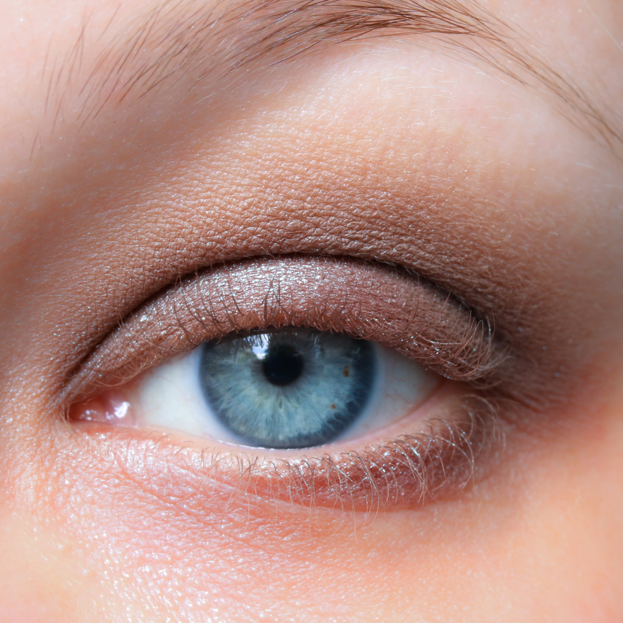 Schritt für Schritt: AMU Tutorial mit MAC Blue Brown Pigment - InnenAussen